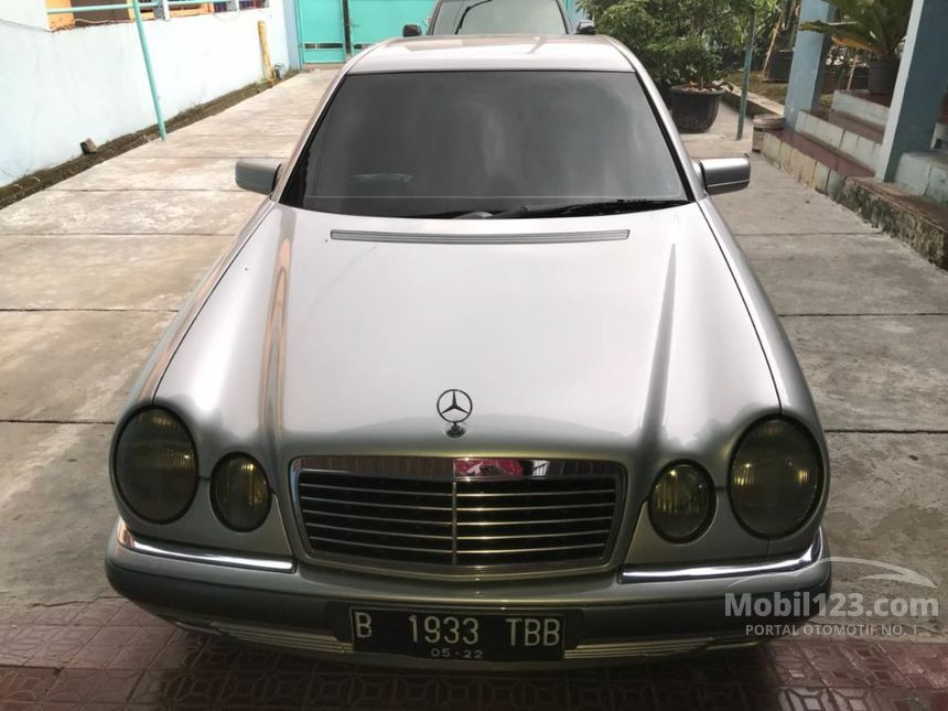 Jual Mobil Mercedes-Benz E320 1997 W210 3.2 Automatic 3.2 di DKI ...