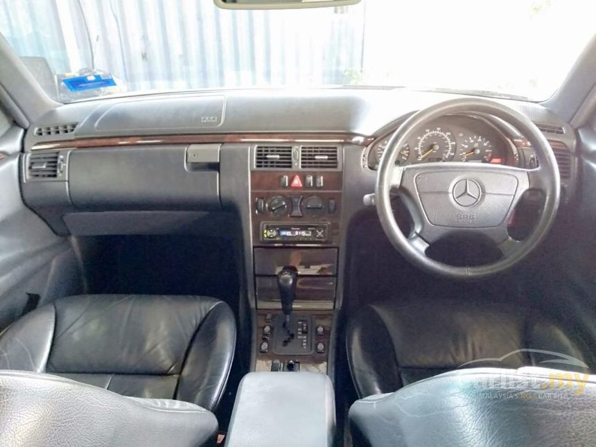 Mercedes-Benz E230 1998 Classic 2.3 in Johor Automatic Sedan Silver for ...