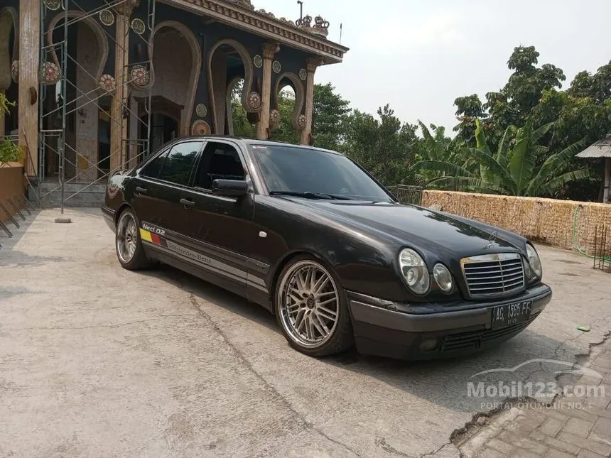 Jual Mobil Mercedes-Benz E230 1996 W210 2.3 Automatic 2.3 di Jawa Timur Automatic Sedan Hitam Rp ...