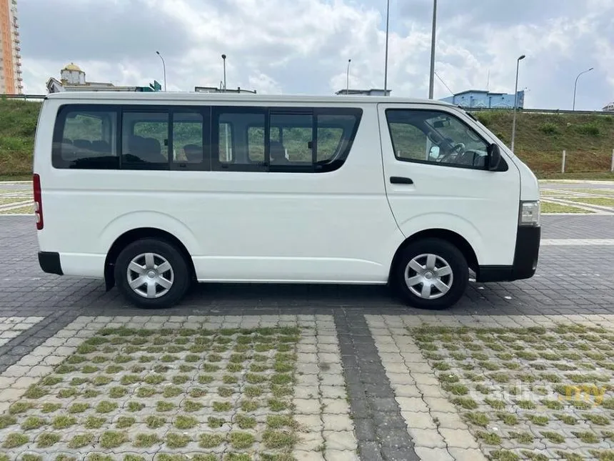 Used 2014 Toyota Hiace 2.5 (M) Low Roof Window Van 14 Seat Diesel ...
