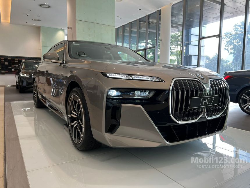 Jual Mobil BMW 735i 2023 M Sport 3.0 di DKI Jakarta Automatic Sedan Abu ...