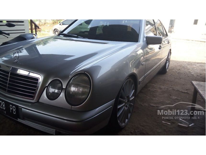 Jual Mobil Mercedes-Benz E230 1998 W210 2.3 Automatic 2.3 di DKI Jakarta Automatic Sedan Silver ...