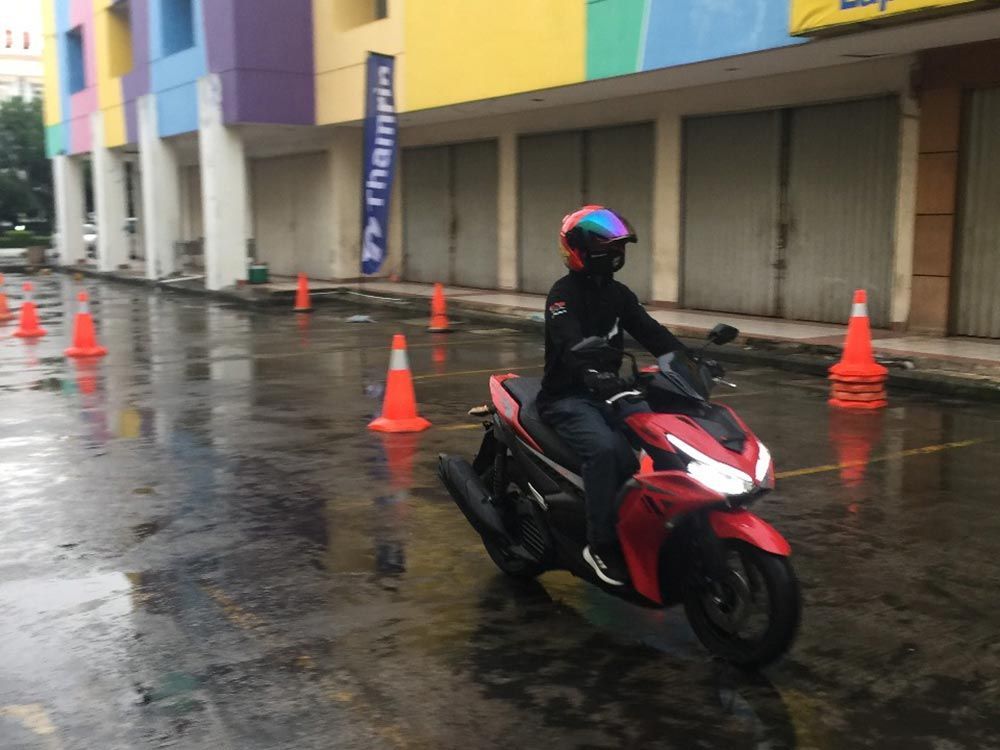 Tips Belajar Naik Motor Matik - Berita Otomotif | Mobil123