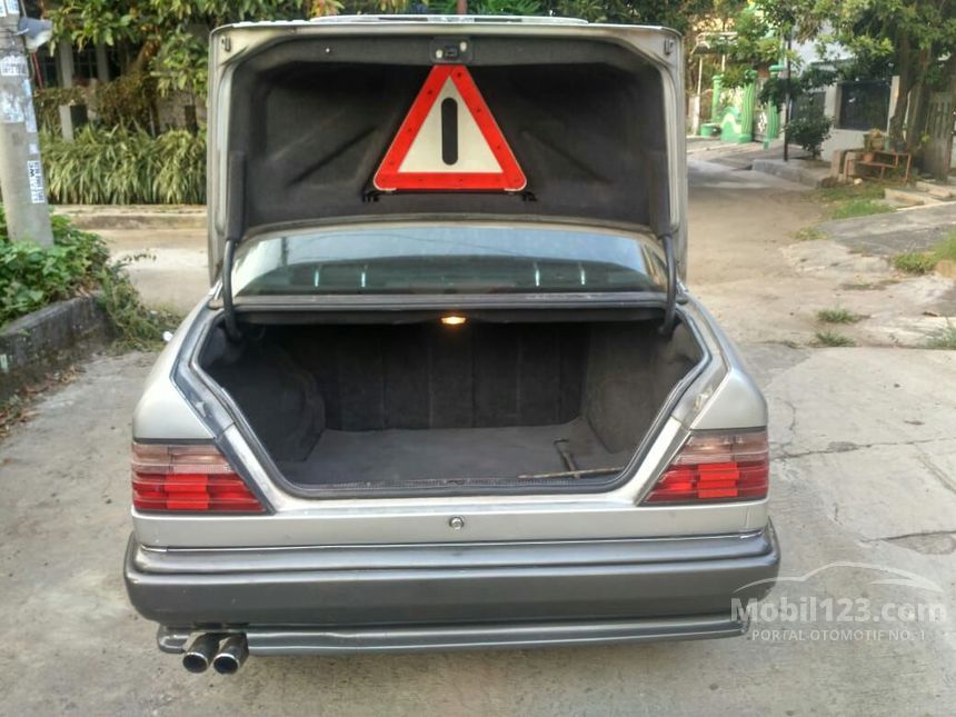 Jual Mobil Mercedes-Benz E220 1994 2.2 di Jawa Barat Manual Sedan ...