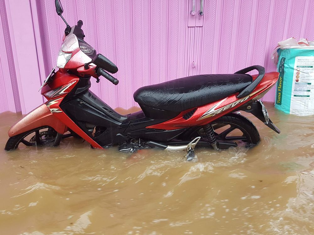 Cara Menyelamatkan Motor Terendam Banjir - Berita Otomotif | Mobil123