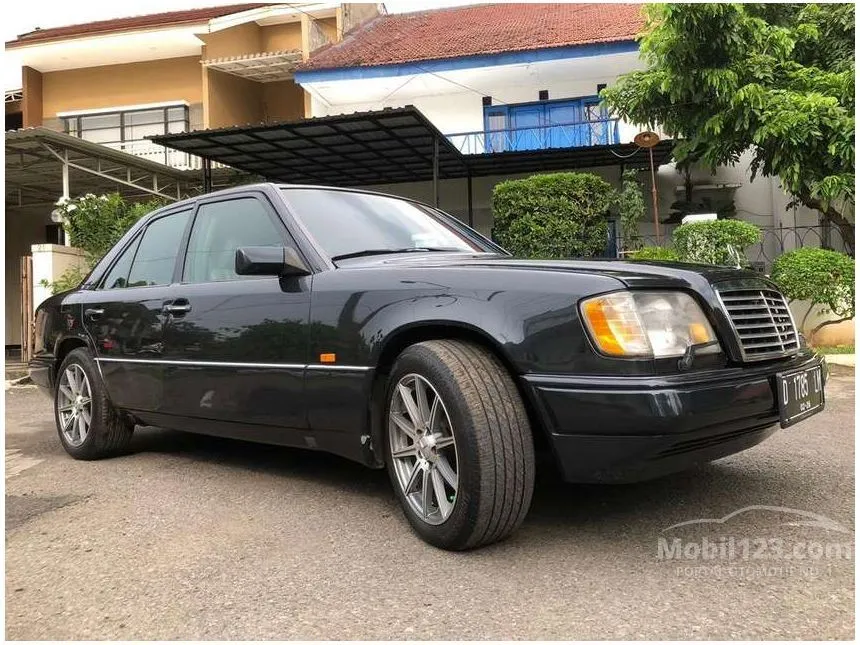 Jual Mobil Mercedes-Benz E320 1996 W124 3.2 L6 Automatic 3.2 di Jawa ...