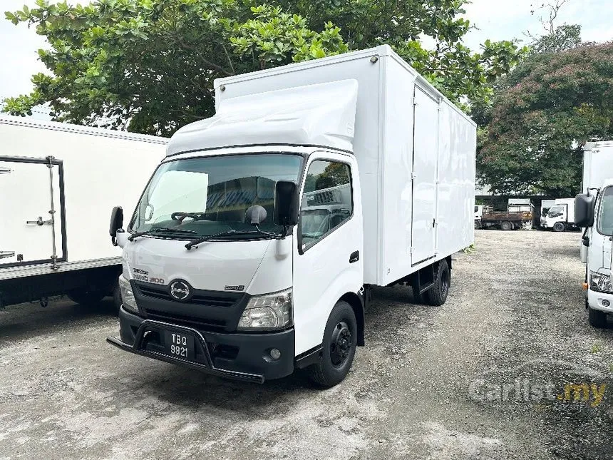 Used 2014 Hino WU720R 3 Ton 17 Feet Box Bonded 5000KG Lorry - Carlist.my