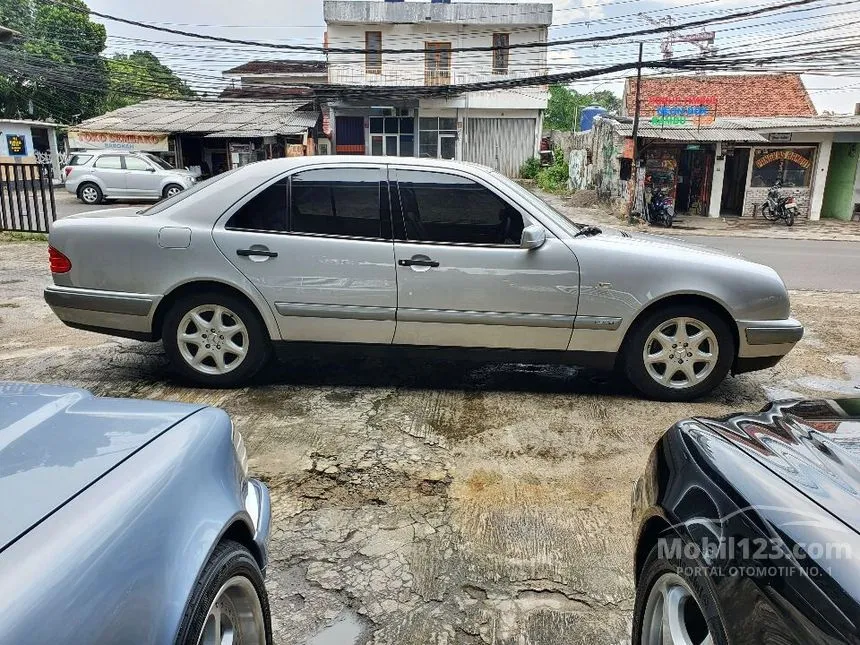 Jual Mobil Mercedes-Benz E230 1997 W210 2.3 Automatic 2.3 di DKI Jakarta Automatic Sedan Silver ...